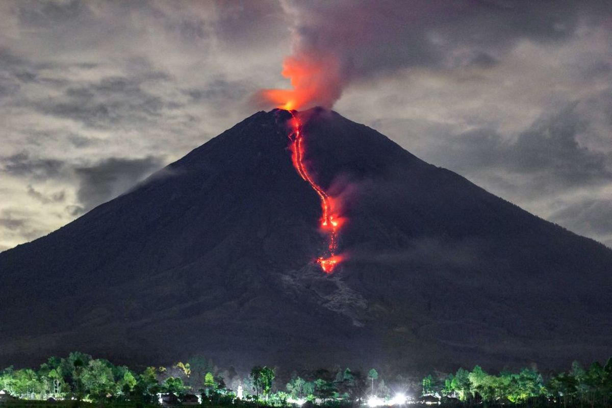 Erupsi Gunung Semeru: Kronologi, Dampak & Status Terkini